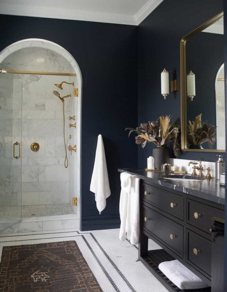 47 Sleek and Sophisticated Dark Modern Bathroom Ideas